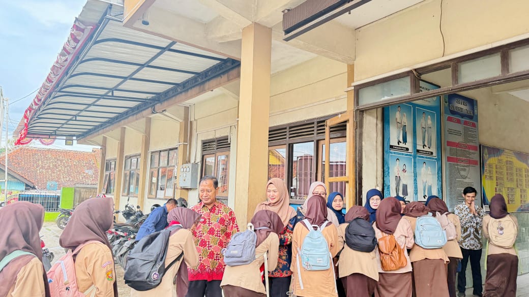 Menyambut Kedatangan Siswa di Pagi Hari di Sekolah di SMK Negeri 1 ...