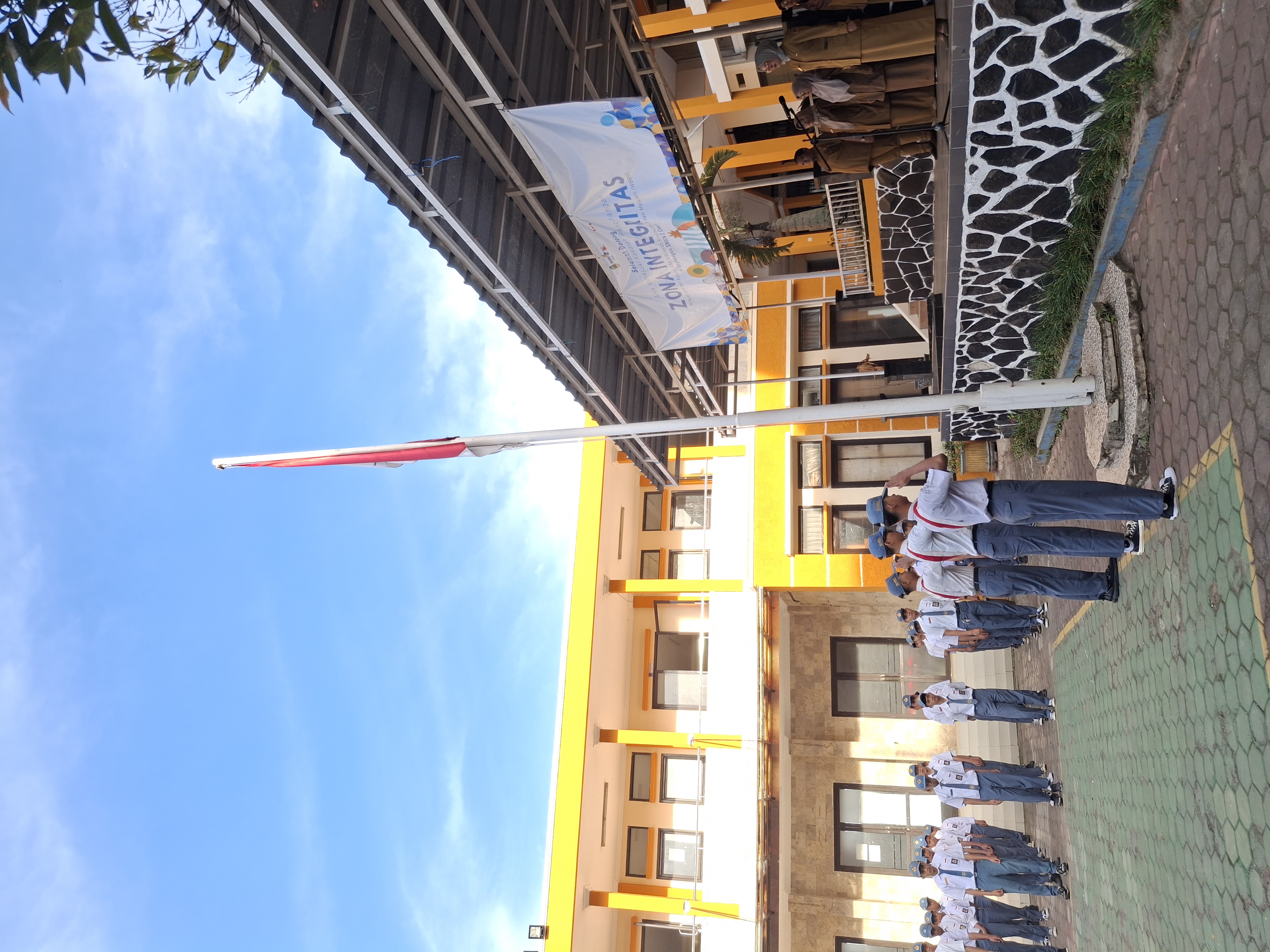 Upacara Bendera Awal Tahun 2025 di SMK Negeri 3 Cimahi - Detail Informasi